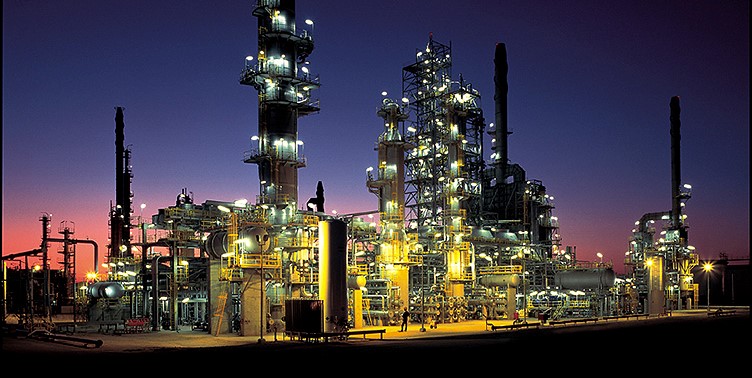 Valves in delayed coking units