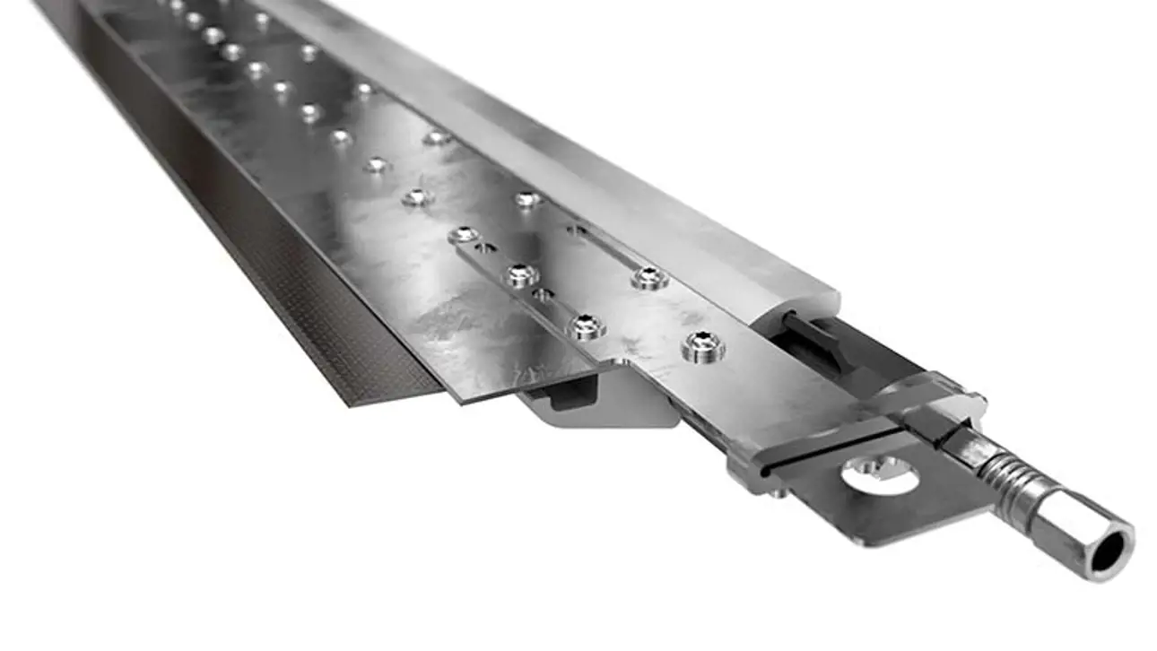 Doctor blade holders for tissue | Valmet